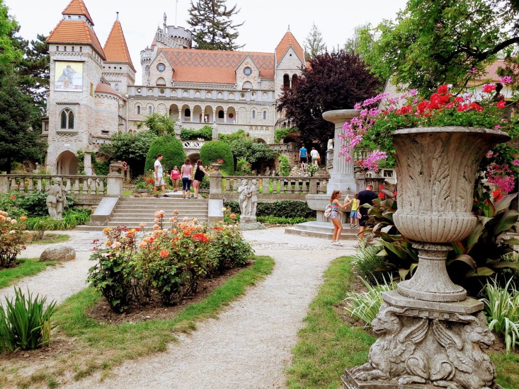 Negyven évig épült a magyar vár. Kézzel | Gardenista